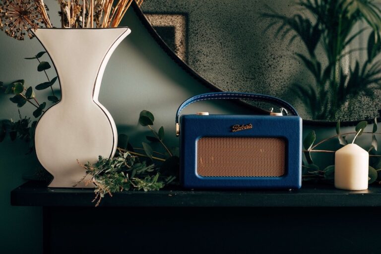 Roberts Radio: royales Radiohören zur Krönung von König Charles III ...