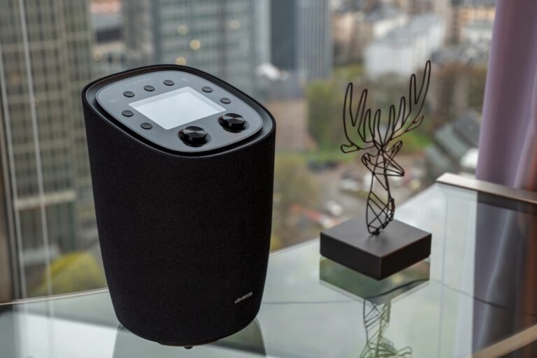 Kenwood erweitert sein Smart-Radio-Sortiment um das neue hochformatige ...